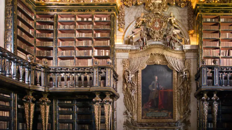 BIBLIOTECA JOANINA, DE ESTILO ROCOCO EN LA UNIVERSIDAD DE COIMBRA