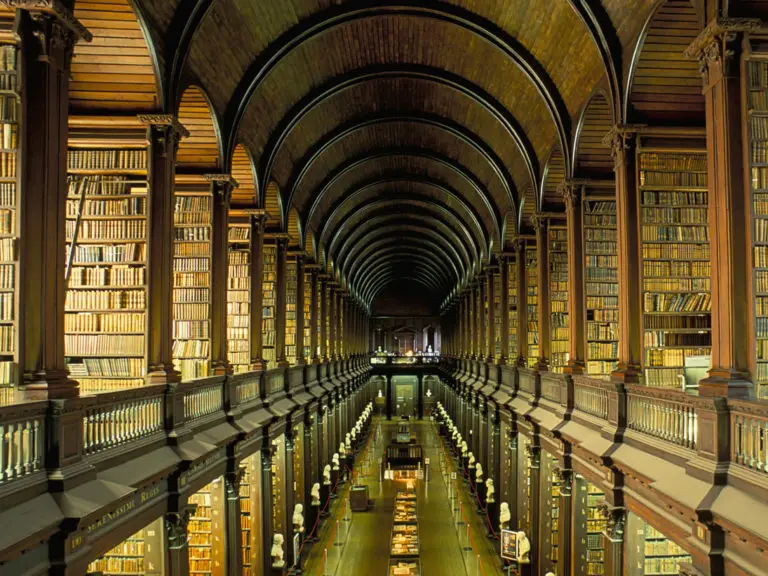 BIBLIOTECA DEL TRINITY COLLEGE,Y ATRACCIONES EN DUBLIN