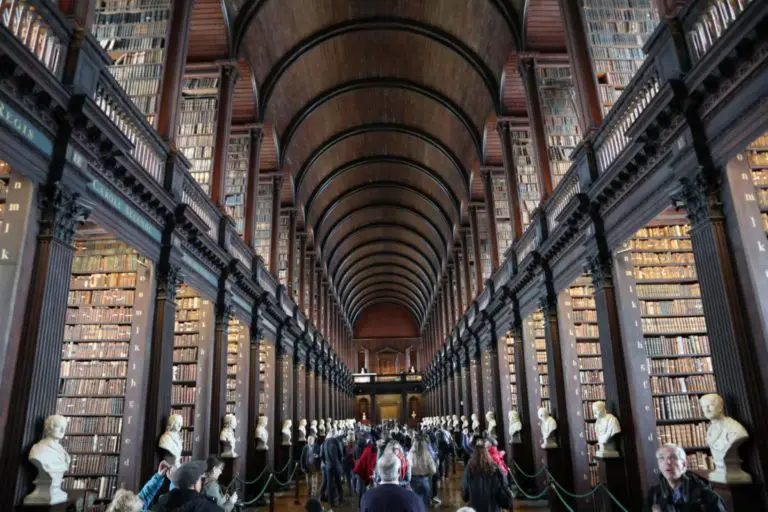 BIBLIOTECA DEL TRINITY COLLEGE,Y ATRACCIONES EN DUBLIN